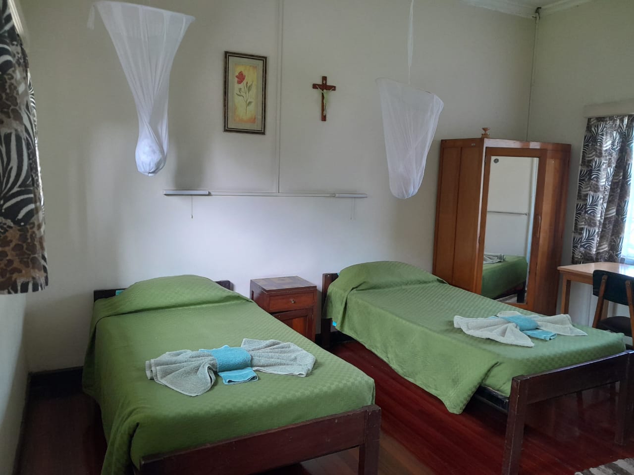 Single Rooms AND Double Rooms - Flora Hostels for BEST Accommodations ...